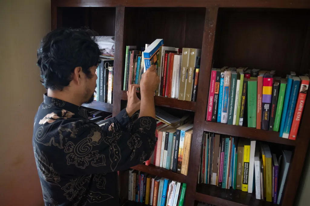 Gaji Seujung Kuku, Dosen Tak Bisa Beli Buku (2)
